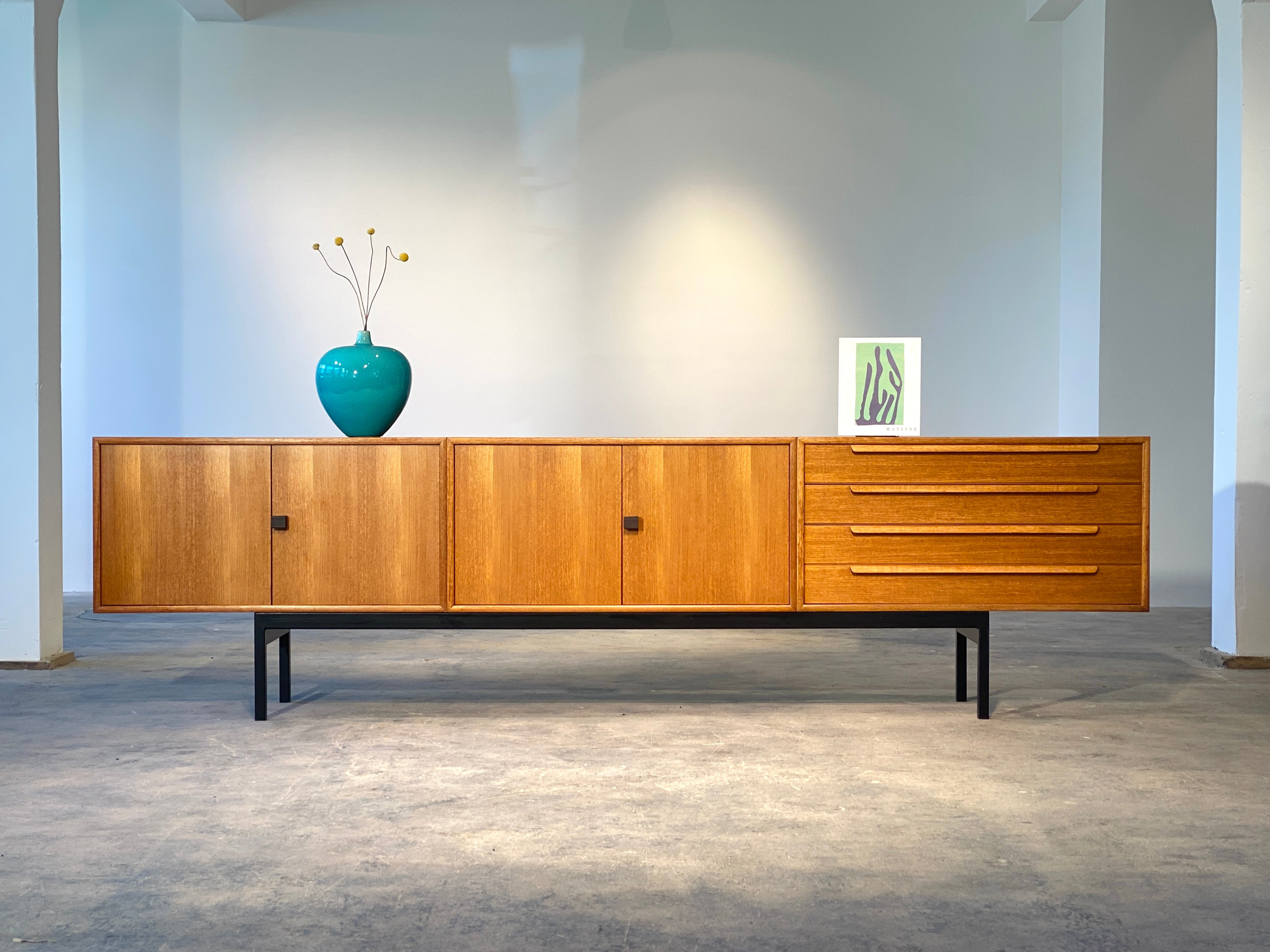 Midcentury Teak Holz Sideboard 300cm Makassar Griffe – Ustaiko Galerie